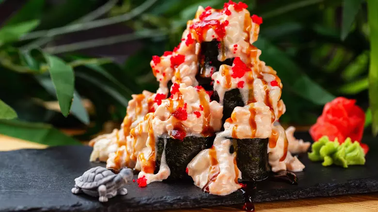 Volcano sushi ikugudubuzika patebulo