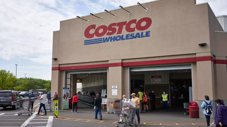 Sa gawas sa usa ka Costco