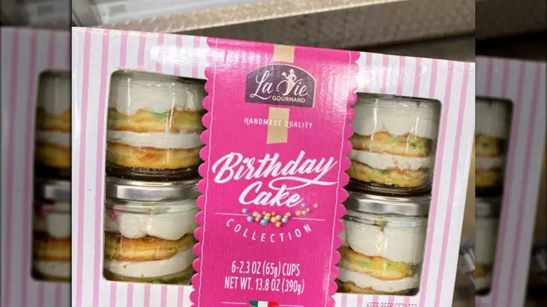 Ang mga jarred cake ni Costco sa usa ka pink nga kahon