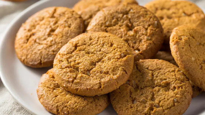 Kuih Gingersnap di atas pinggan putih