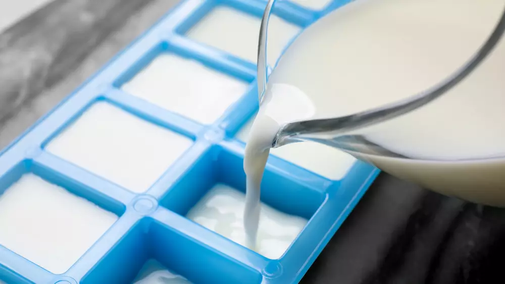 O leite de leite vertido nunha bandexa de xeo