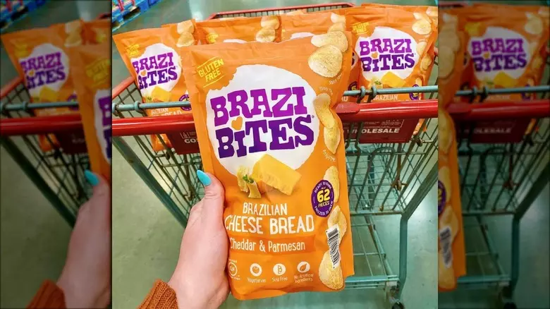 Қолында Brazi Bites сөмкесі