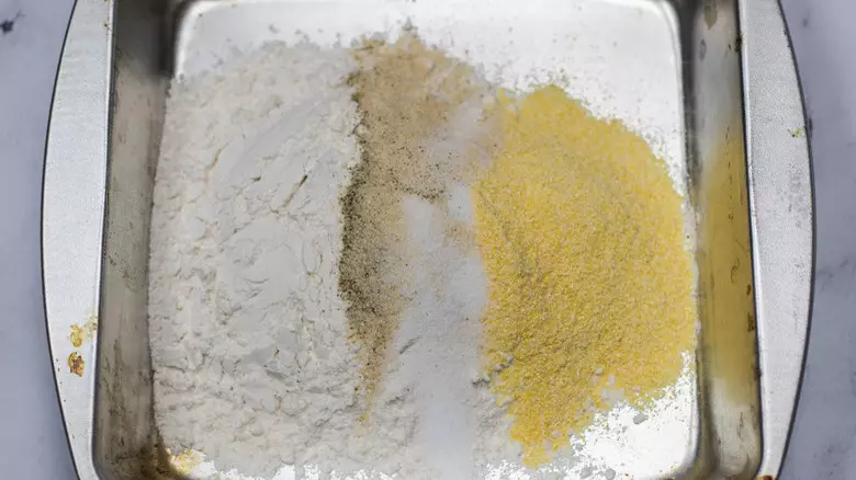 panigante ingrediencojn en malprofunda pato