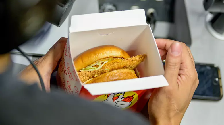 Сандвич Chicken Guy в кутия