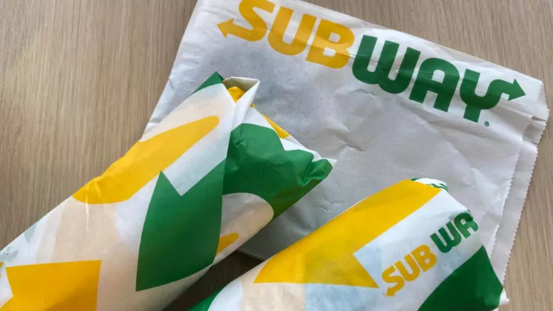Bánh mì kẹp tàu điện ngầm trong giấy gói