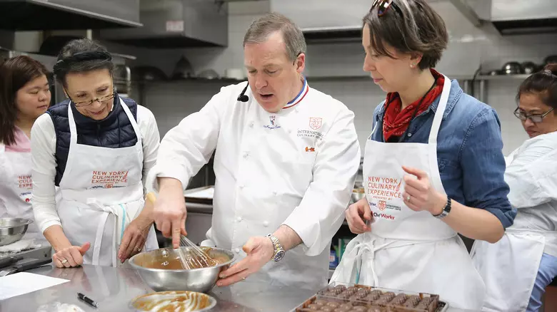 Jacques Torres mengajari orang lain cara membuat kue