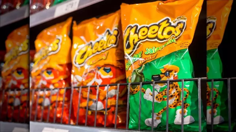 Çanta me Cheetos në një raft