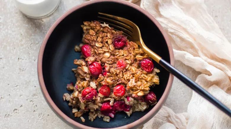 mangkok ng cranberry na inihurnong oatmeal