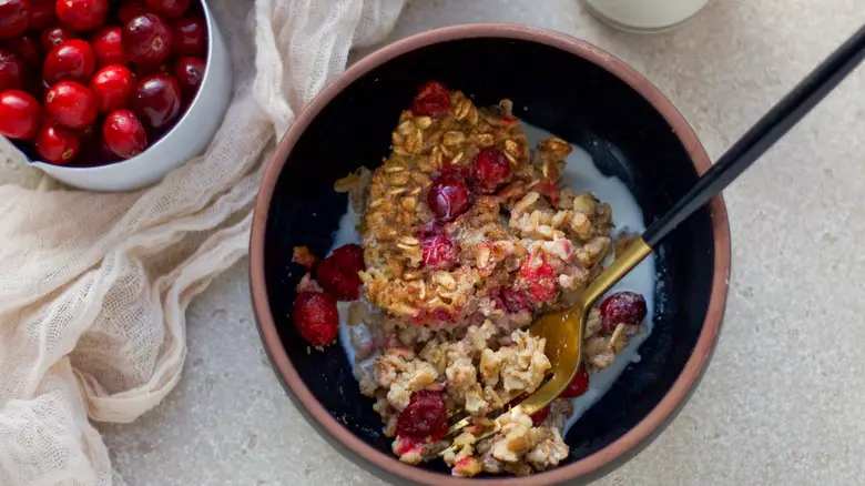 cranberry oatmeal sa mangkok na may gatas