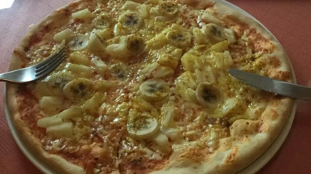 Pizza gegarneerd met bananen