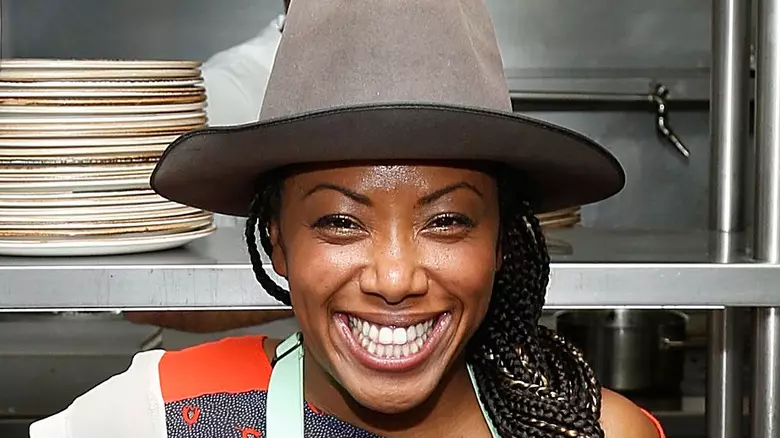 Nyesha Arrington sourit avec un chapeau