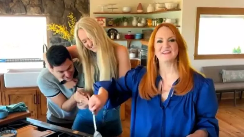 Ree Drummond med familie sjov i køkkenet