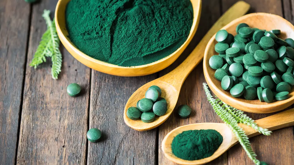 Spirulina ዱቄት እና ታብሌቶች