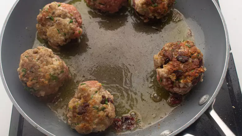 কড়াই মধ্যে meatballs