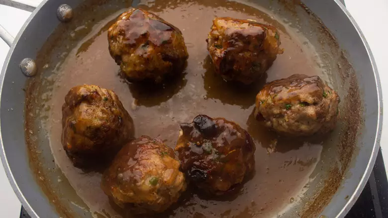 meatballs tare da miya a cikin kwanon rufi