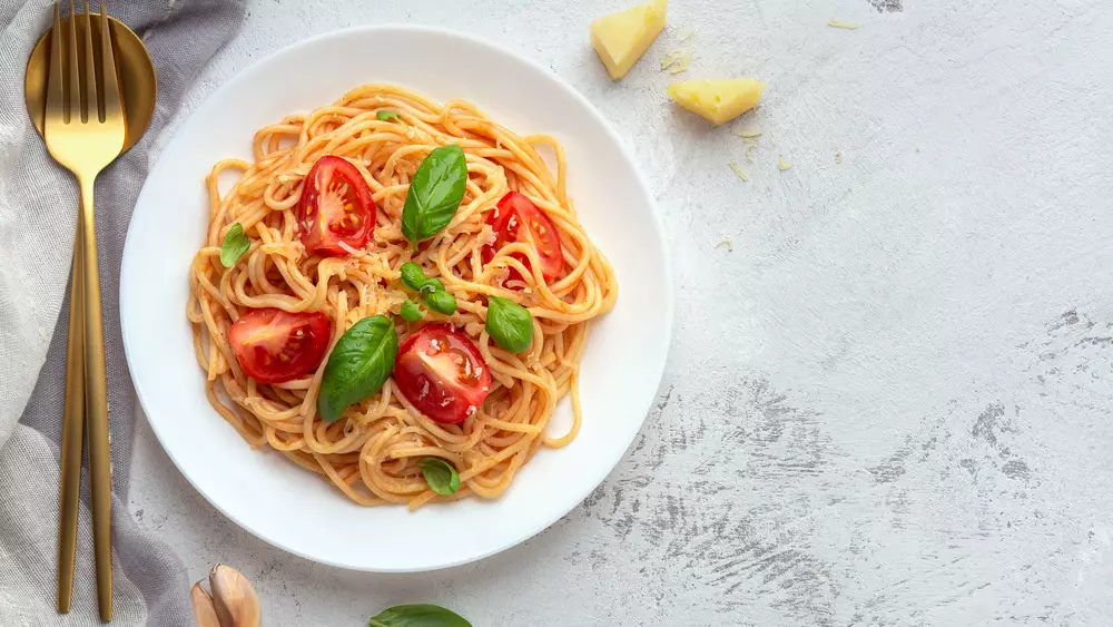 Bol de pasta amb tomàquet i alfàbrega