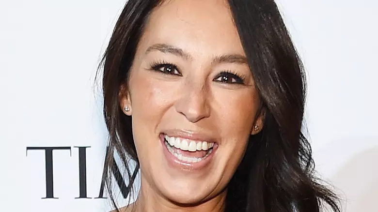 Joanna Gaines က ကျယ်လောင်စွာပြုံးသည်။