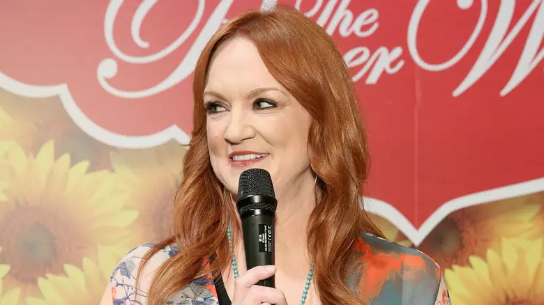 Ree Drummond hais lus rau hauv microphone