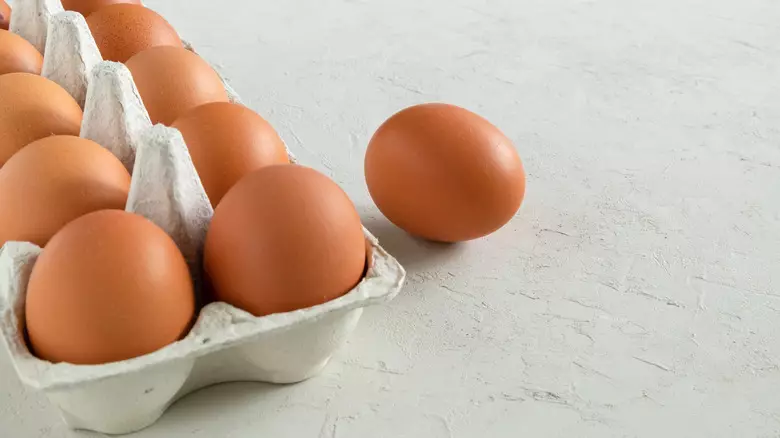 Öppna kartong med ägg