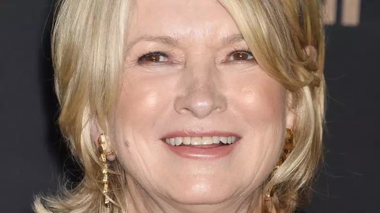 Martha Stewart tersenyum