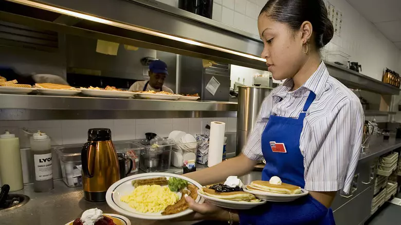 IHOP ofisiant qızardılmış yumurta yeməyi götürür