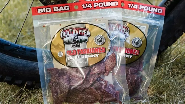 Rong paket Old Trapper Old Fashioned Beef Jerky ing ngarep pit