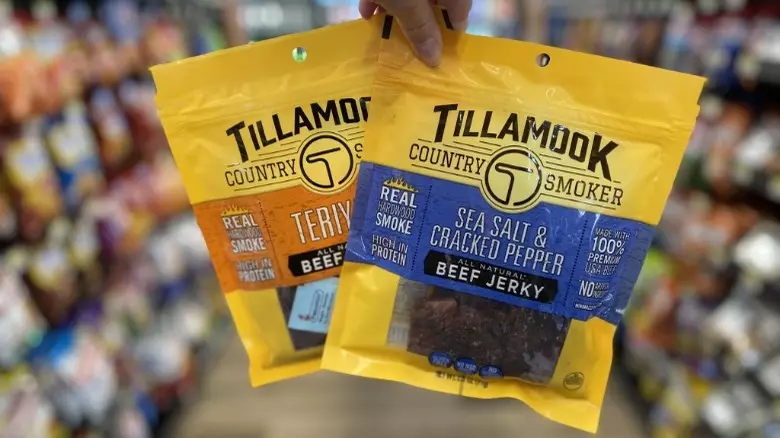 Munthu atanyamula Tillamook Ng'ombe Jerky mu sitolo