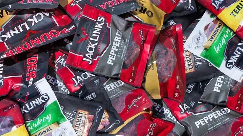 Phukusi la zokometsera zosiyanasiyana za Jack Link's jerky