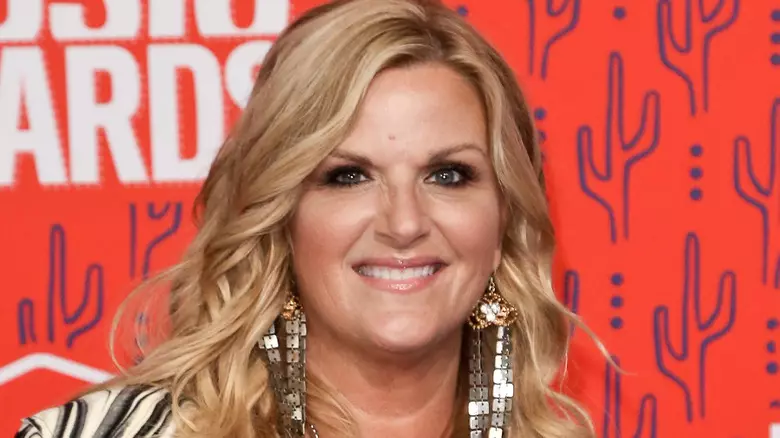 Trisha Yearwood tana murmushi