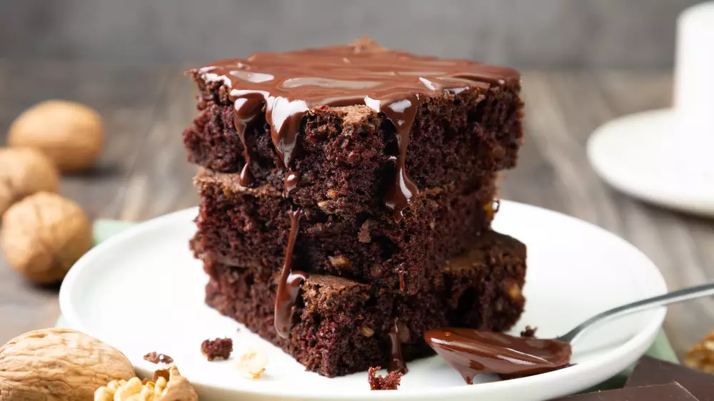 Schokoladenbrownie mit Schokoladensoße