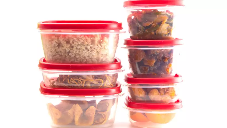 Izitaki ze-tupperware ezicacile ezinezivalo ezibomvu ezigcwele ukudla