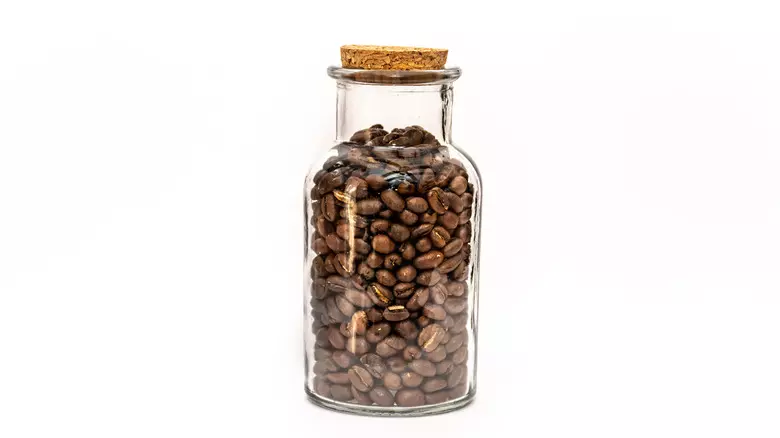 grans de cafè en recipient