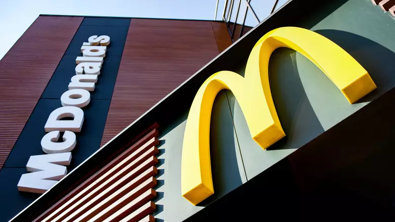 McDonald'sov znak proti modremu nebu