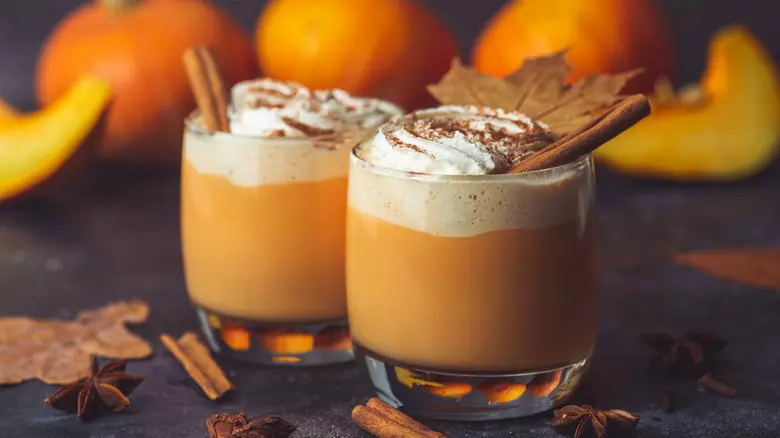 Pumpkin Spice Lattes mit Zimtstangen