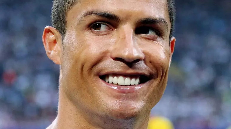 Cristiano Ronaldo sorrindo no campo de fútbol