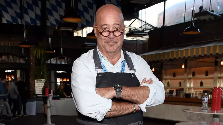 Kokki Andrew Zimmern poseeraa rennossa kuvassa