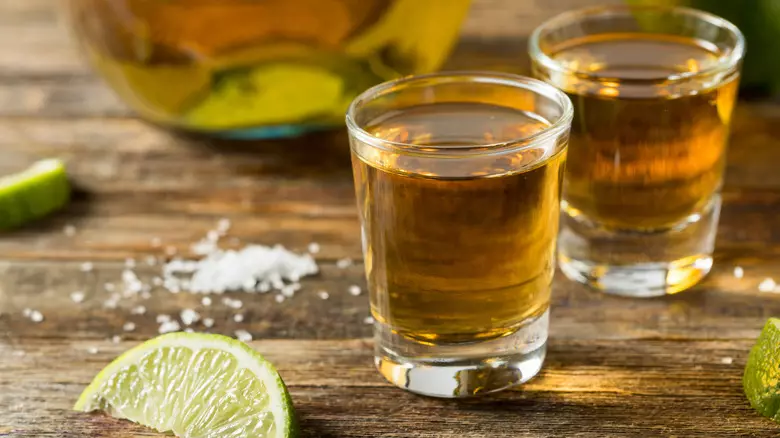 zwei Tequila-Shots mit Limette und Salz