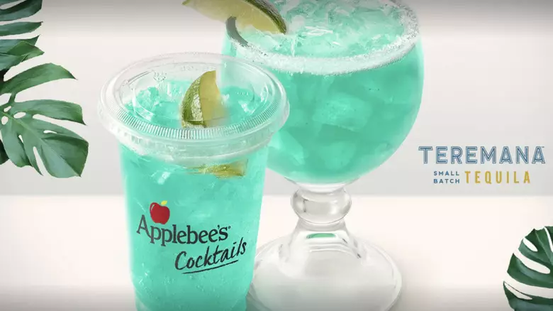 Applebees Sonderedition Blue Aloha Margarita im Plastikbecher und Glas