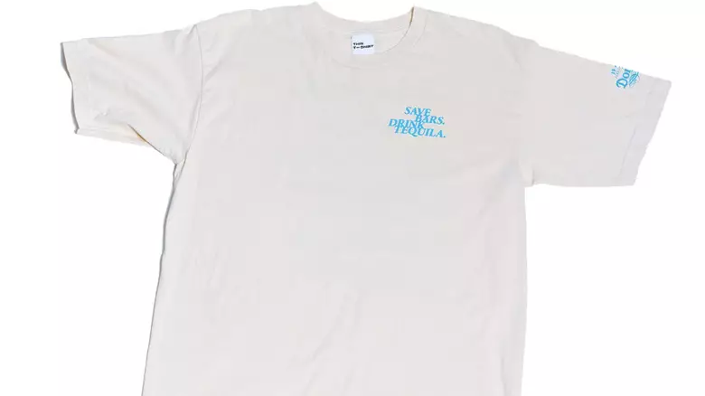 T-Shirt mit Logo, das Save Bars Drink Tequila liest