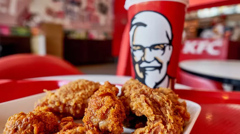 KFC ଚିକେନ୍ ଏବଂ ଏକ କପ୍ |