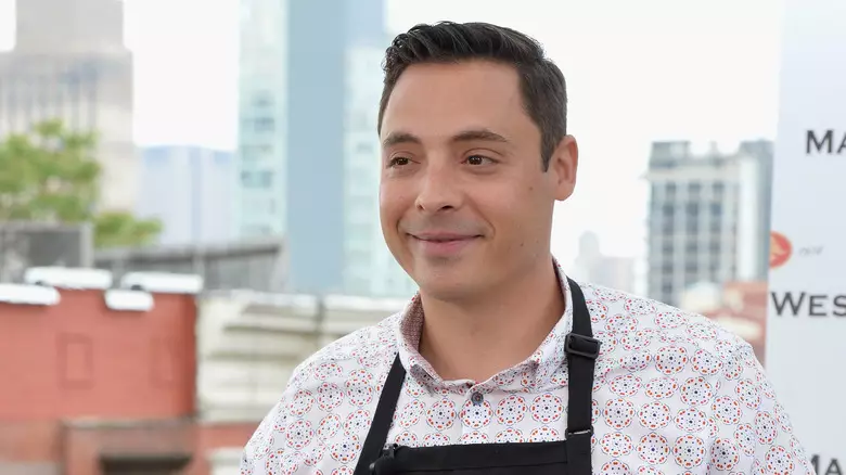 Jeff Mauro i veshur me një përparëse