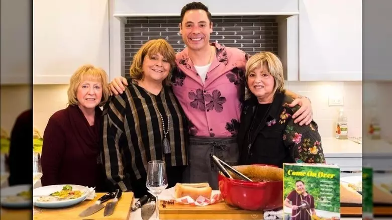 Si Jeff Mauro uban sa iyang mama ug iyaan