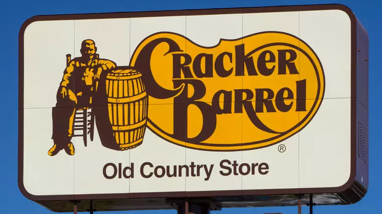 Cracker Barrel znak protiv neba