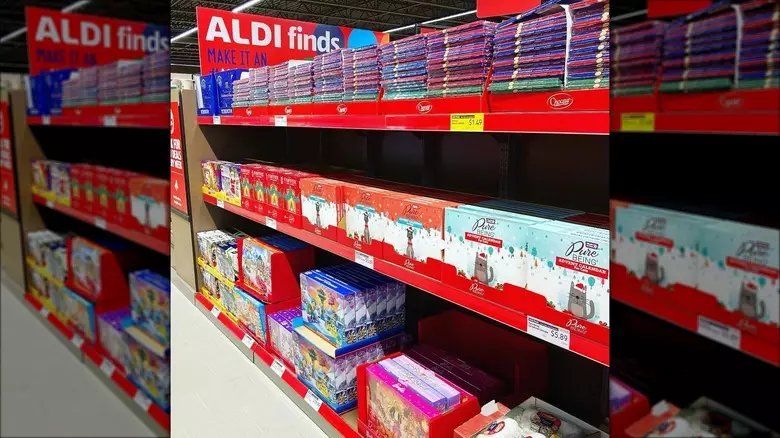 Rak Aldi dengan kalender kedatangan