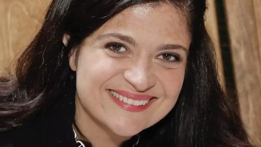 Alex Guarnaschelli se nasmehne