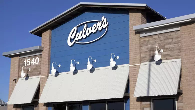 រូបខាងក្រៅនៃ Culver's ជាមួយនឹងនិមិត្តសញ្ញាពណ៌សនៅលើអាគារ