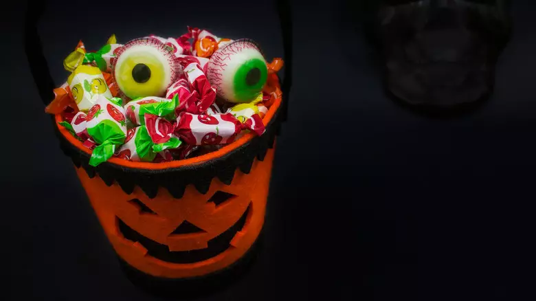 Orange Halloween pail nwere swiiti bọọlụ anya