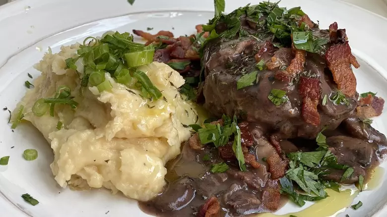 Bobby Flay's ta på en traditionell Salisbury Steak