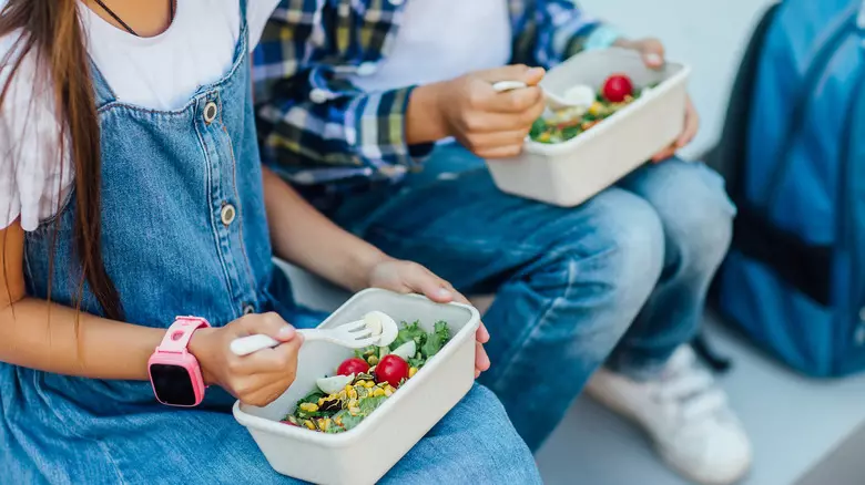 enfants en train de déjeuner à l'école