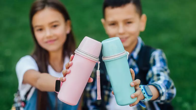 enfants en train de déjeuner thermos